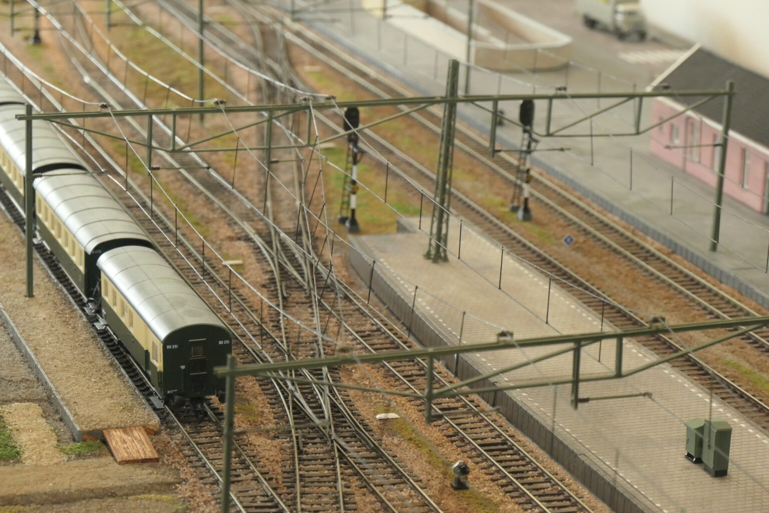 Bovenleiding NS bouwen - Modelspoor club Vames